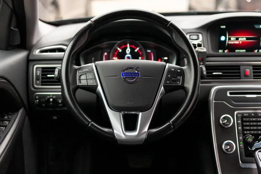 Melns Volvo V70 2016 Rīga, ar dzinēja tilpumu 2.00 L un nobraukumu 213 tūkst. km par 8595 €, foto 31 vietnē AUTOMOTO.COM.LV