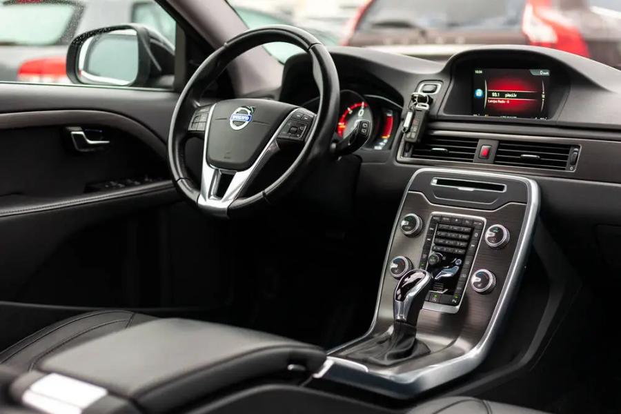 Melns Volvo V70 2016 Rīga, ar dzinēja tilpumu 2.00 L un nobraukumu 213 tūkst. km par 8595 €, foto 33 vietnē AUTOMOTO.COM.LV