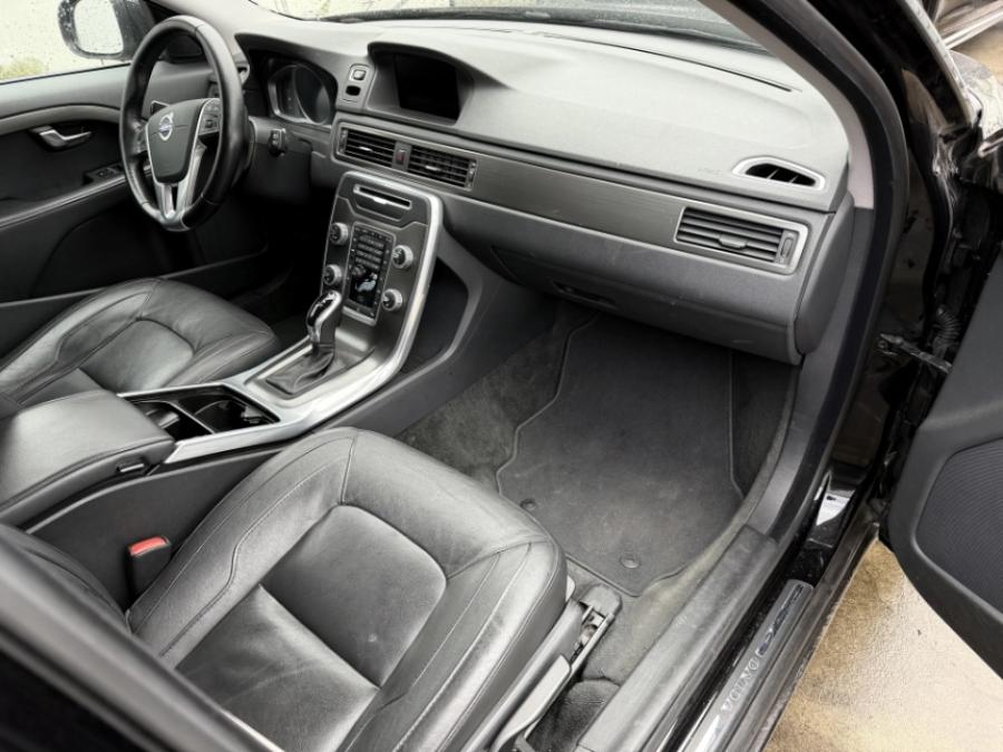 Black Volvo V70 2016 in Riga, with an engine capacity of 2.00 L and mileage of 210 thousand km for 8495 €, photo 5 on AUTOMOTO.COM.LV