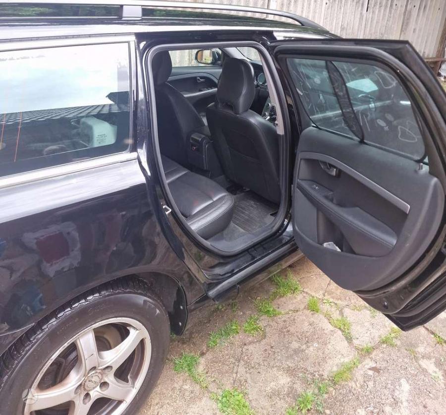 Black Volvo V70 2016 in Vilnius, with an engine capacity of 1.97 L and mileage of 0 thousand km for 5800 €, photo 9 on AUTOMOTO.COM.LV