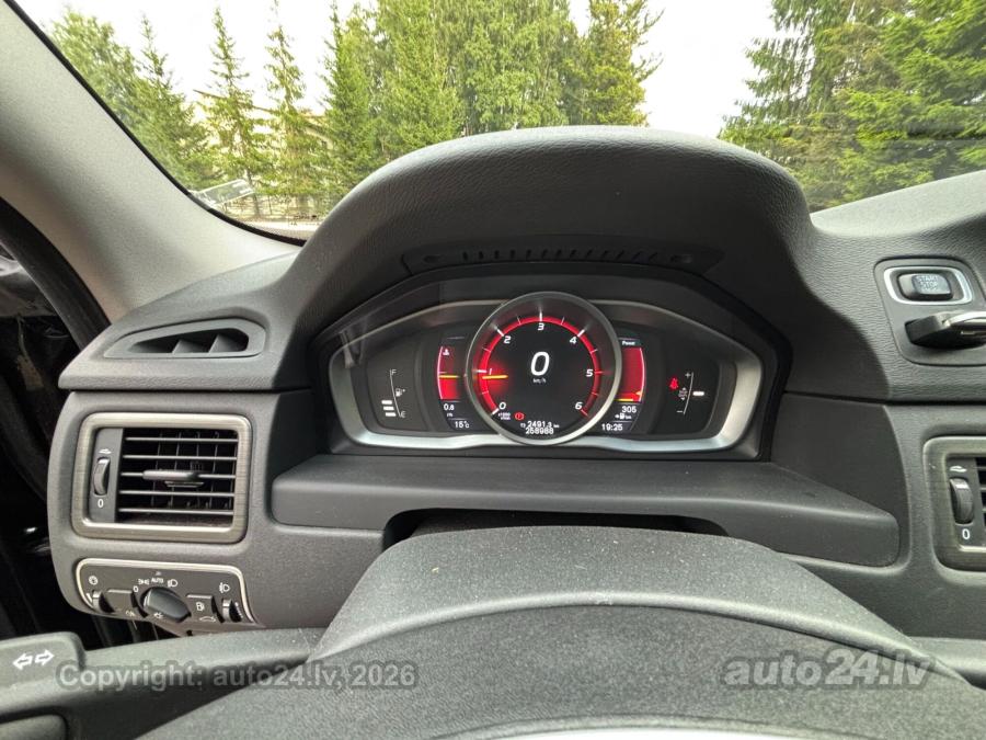Black Volvo V70 2016 in Narva, with an engine capacity of 2.00 L and mileage of 258 thousand km for 8800 €, photo 10 on AUTOMOTO.COM.LV