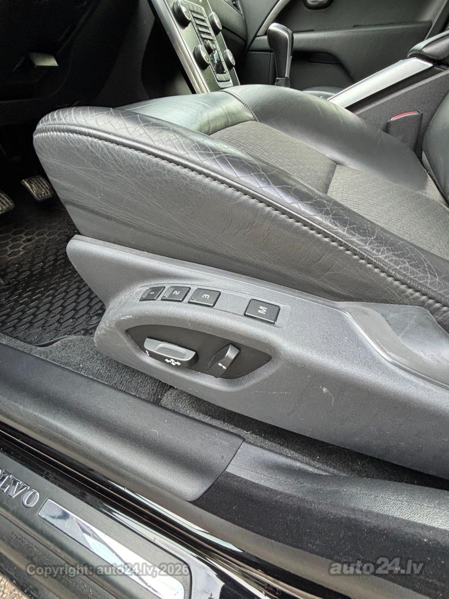 Black Volvo V70 2016 in Narva, with an engine capacity of 2.00 L and mileage of 258 thousand km for 8800 €, photo 15 on AUTOMOTO.COM.LV
