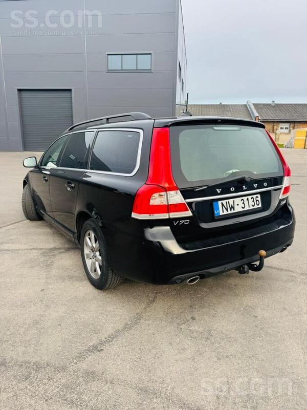 Black Volvo V70 2016 in Riga, with an engine capacity of 2.00 L and mileage of 217 thousand km for 5800 €, photo 5 on AUTOMOTO.COM.LV