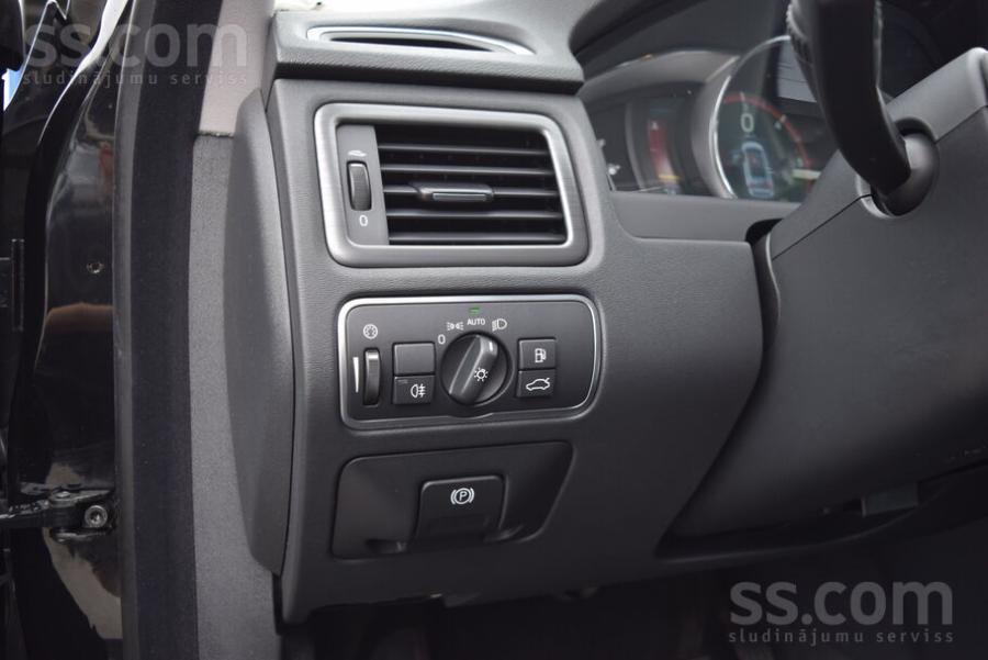 Black Volvo V70 2017 in Riga, with an engine capacity of 2.00 L and mileage of 370 thousand km for 7500 €, photo 11 on AUTOMOTO.COM.LV