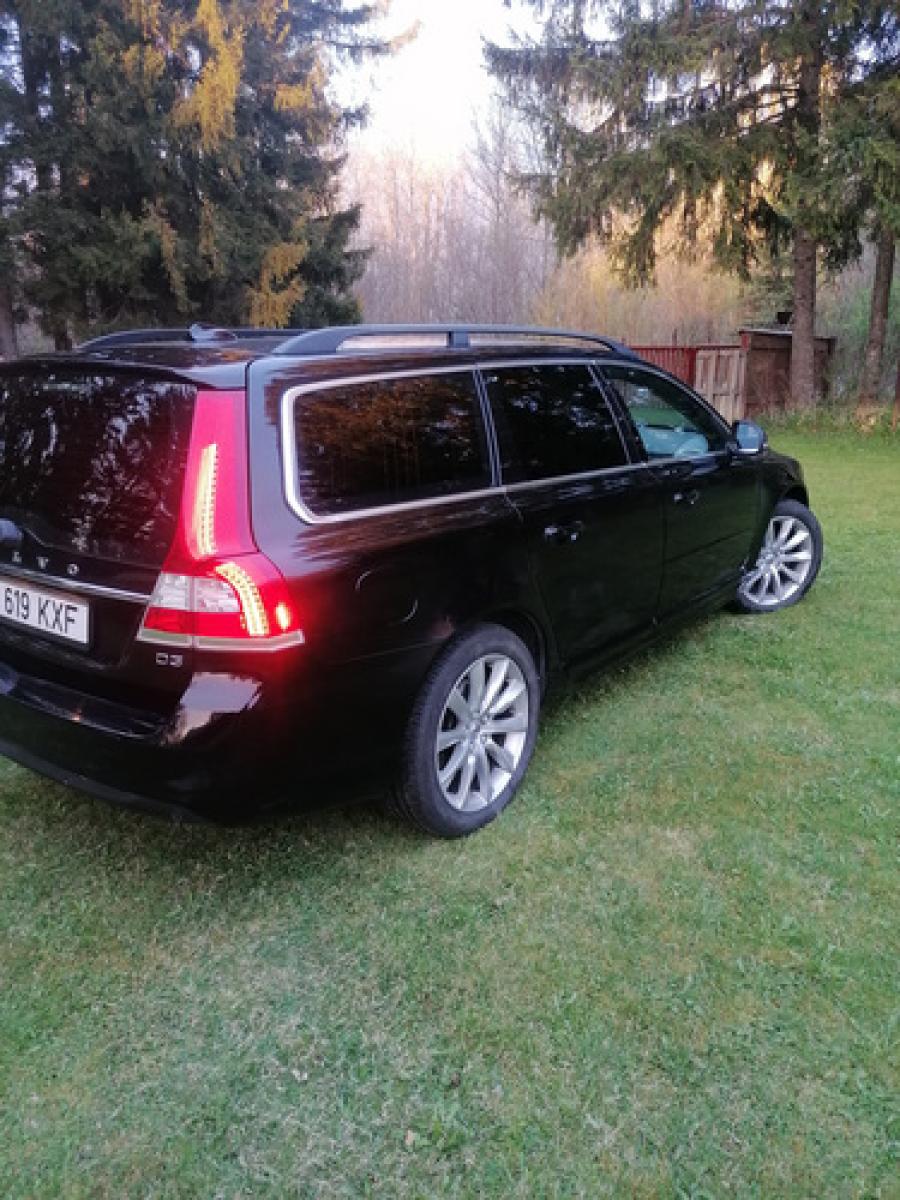 Black Volvo V70 2017 in Tallinn, with an engine capacity of 2.00 L and mileage of 250 thousand km for 8900 €, photo 4 on AUTOMOTO.COM.LV