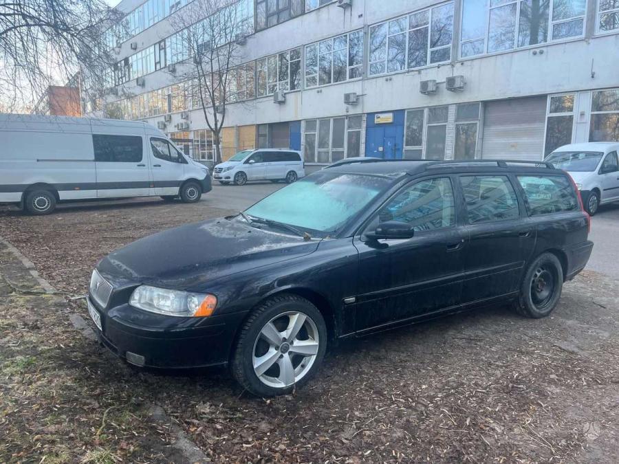 Black Volvo V70 2020 in Vilnius, with an engine capacity of 2.40 L and mileage of 380 thousand km for 1290 €, photo 1 on AUTOMOTO.COM.LV