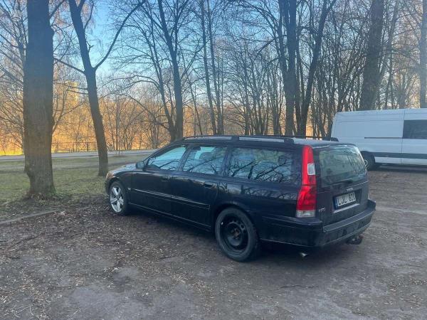Black Volvo V70 2020 in Vilnius, with an engine capacity of 2.40 L and mileage of 380 thousand km for 1290 €, photo 2 on AUTOMOTO.COM.LV