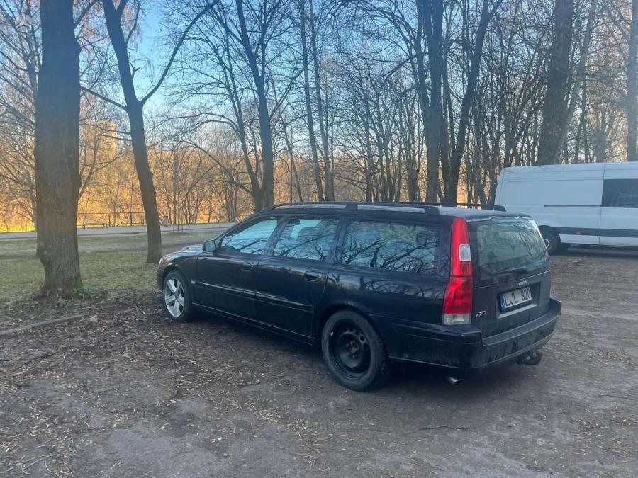 Black Volvo V70 2020 in Vilnius, with an engine capacity of 2.40 L and mileage of 380 thousand km for 1290 €, photo 3 on AUTOMOTO.COM.LV