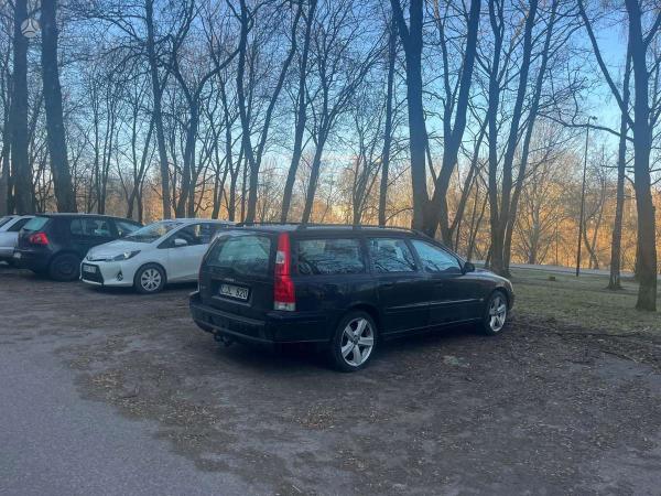Black Volvo V70 2020 in Vilnius, with an engine capacity of 2.40 L and mileage of 380 thousand km for 1290 €, photo 3 on AUTOMOTO.COM.LV
