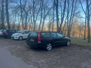 Black Volvo V70 2020 in Vilnius, with an engine capacity of 2.40 L and mileage of 380 thousand km for 1290 €, photo 4 on AUTOMOTO.COM.LV