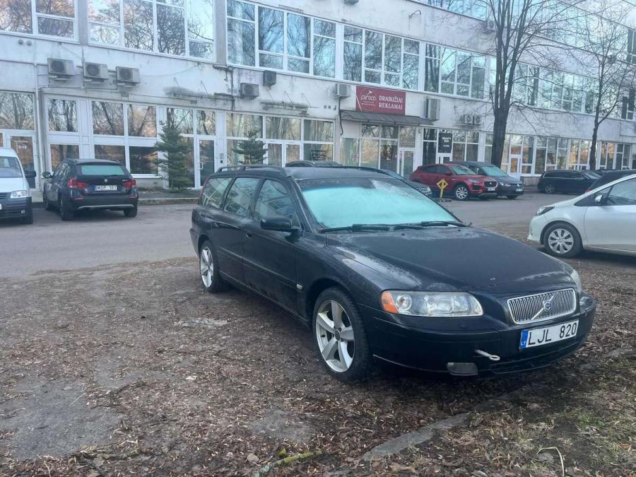 Black Volvo V70 2020 in Vilnius, with an engine capacity of 2.40 L and mileage of 380 thousand km for 1290 €, photo 5 on AUTOMOTO.COM.LV