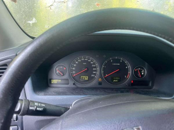 Black Volvo V70 2020 in Vilnius, with an engine capacity of 2.40 L and mileage of 380 thousand km for 1290 €, photo 5 on AUTOMOTO.COM.LV
