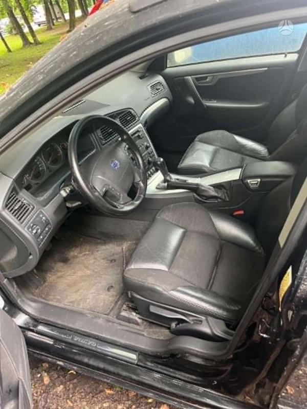 Black Volvo V70 2020 in Vilnius, with an engine capacity of 2.40 L and mileage of 380 thousand km for 1290 €, photo 6 on AUTOMOTO.COM.LV