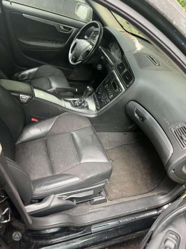 Black Volvo V70 2020 in Vilnius, with an engine capacity of 2.40 L and mileage of 380 thousand km for 1290 €, photo 7 on AUTOMOTO.COM.LV