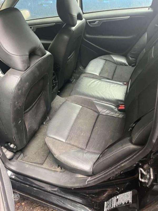 Black Volvo V70 2020 in Vilnius, with an engine capacity of 2.40 L and mileage of 380 thousand km for 1290 €, photo 8 on AUTOMOTO.COM.LV
