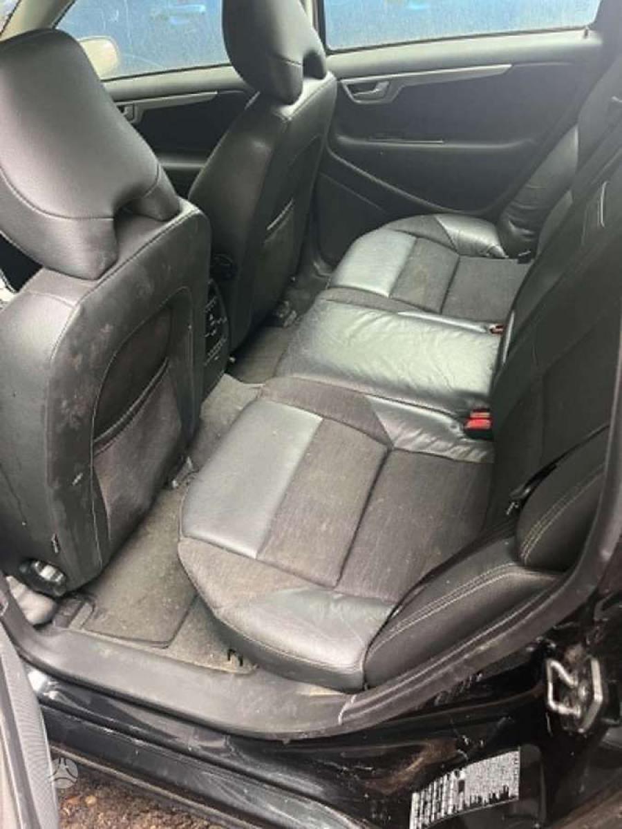 Black Volvo V70 2020 in Vilnius, with an engine capacity of 2.40 L and mileage of 380 thousand km for 1290 €, photo 9 on AUTOMOTO.COM.LV