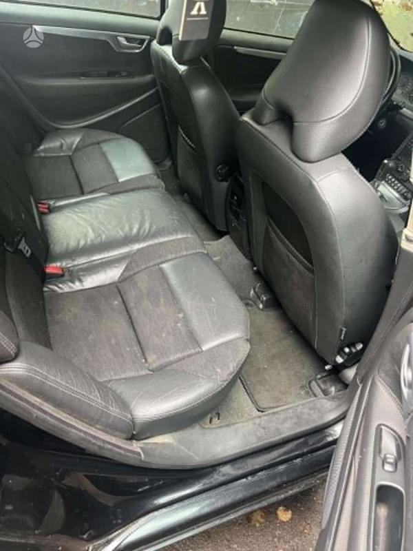 Black Volvo V70 2020 in Vilnius, with an engine capacity of 2.40 L and mileage of 380 thousand km for 1290 €, photo 9 on AUTOMOTO.COM.LV