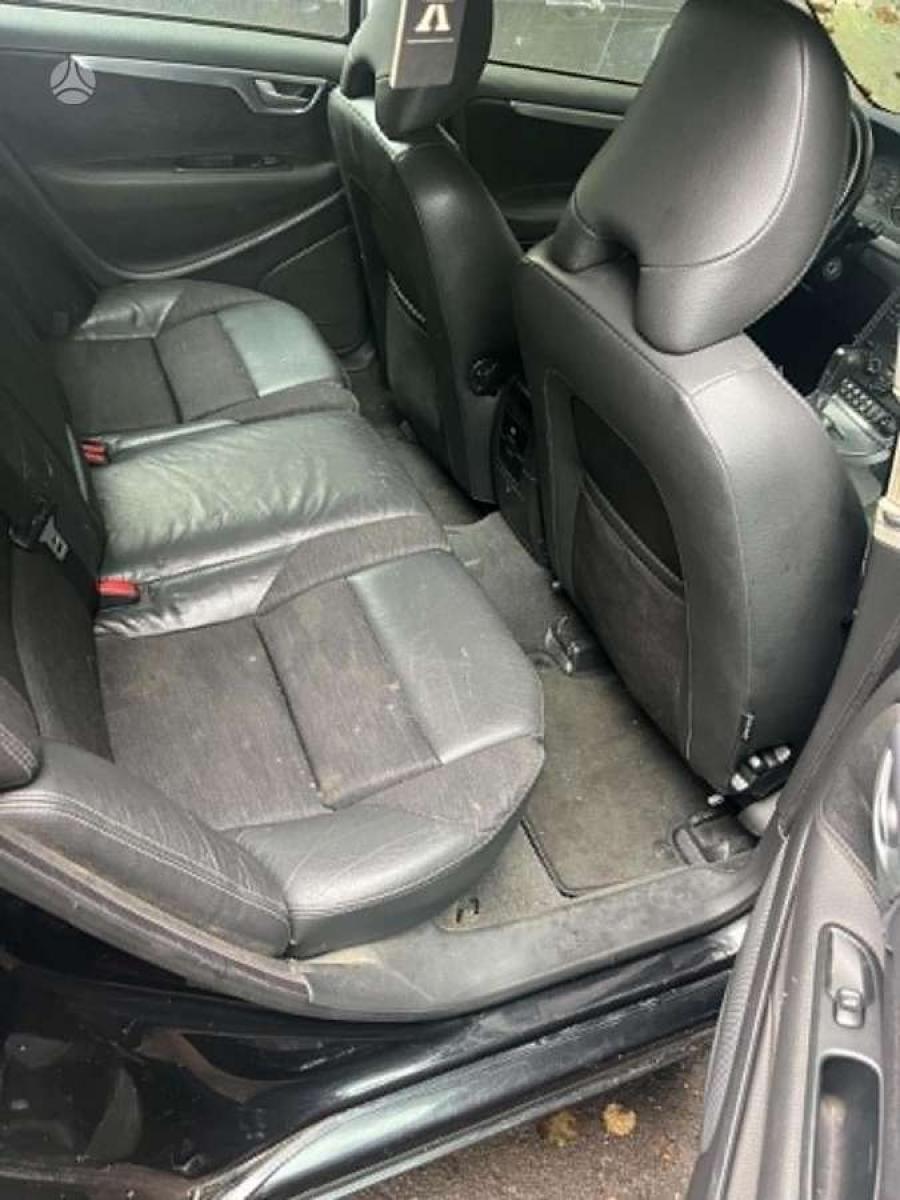 Black Volvo V70 2020 in Vilnius, with an engine capacity of 2.40 L and mileage of 380 thousand km for 1290 €, photo 10 on AUTOMOTO.COM.LV