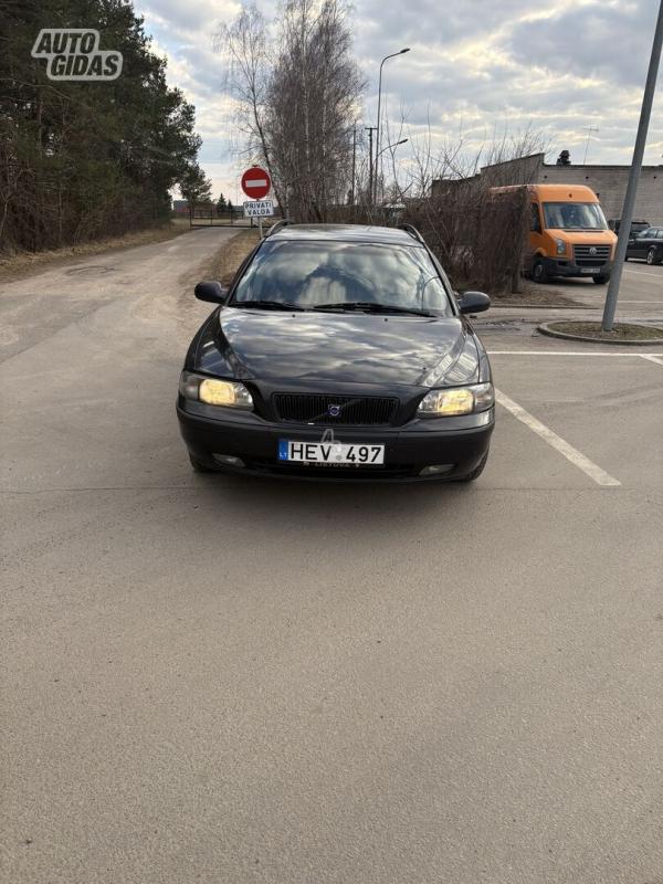 Black Volvo V70 2023 in Vilnius, with an engine capacity of 2.40 L and mileage of 427 thousand km for 930 €, photo 1 on AUTOMOTO.COM.LV