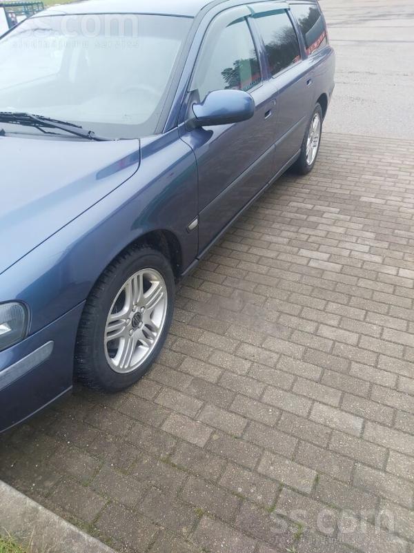 Blue Volvo V70 2004 in Valmiera, with an engine capacity of 2.40 L and mileage of 278 thousand km for 2500 €, photo 10 on AUTOMOTO.COM.LV