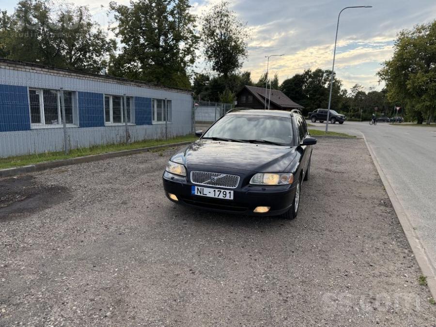 Синий Вольво В70 2005 в Цесис, объемом двигателя 2.40 л и пробегом 392 тыс. км за 1600 €, фото 1 на AUTOMOTO.COM.LV