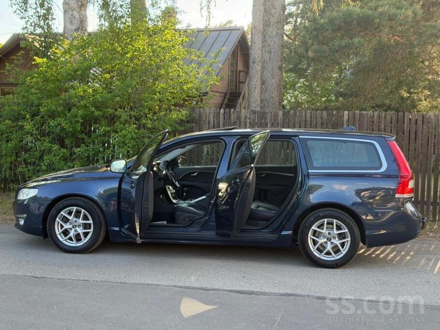 Blue Volvo V70 2015 in Riga, with an engine capacity of 1.60 L and mileage of 171 thousand km for 6999 €, photo 3 on AUTOMOTO.COM.LV