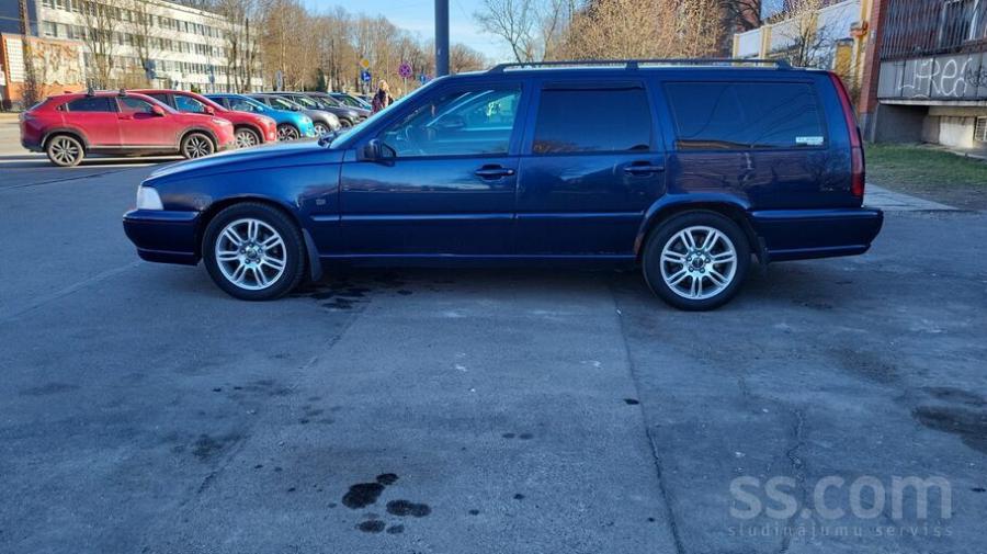 Blue Volvo V70 1997 in Riga, with an engine capacity of 2.50 L and mileage of 450 thousand km for 700 €, photo 1 on AUTOMOTO.COM.LV