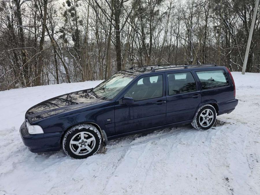 Blue Volvo V70 1998 in Kaunas, with an engine capacity of 2.46 L and mileage of 438 thousand km for 800 €, photo 1 on AUTOMOTO.COM.LV