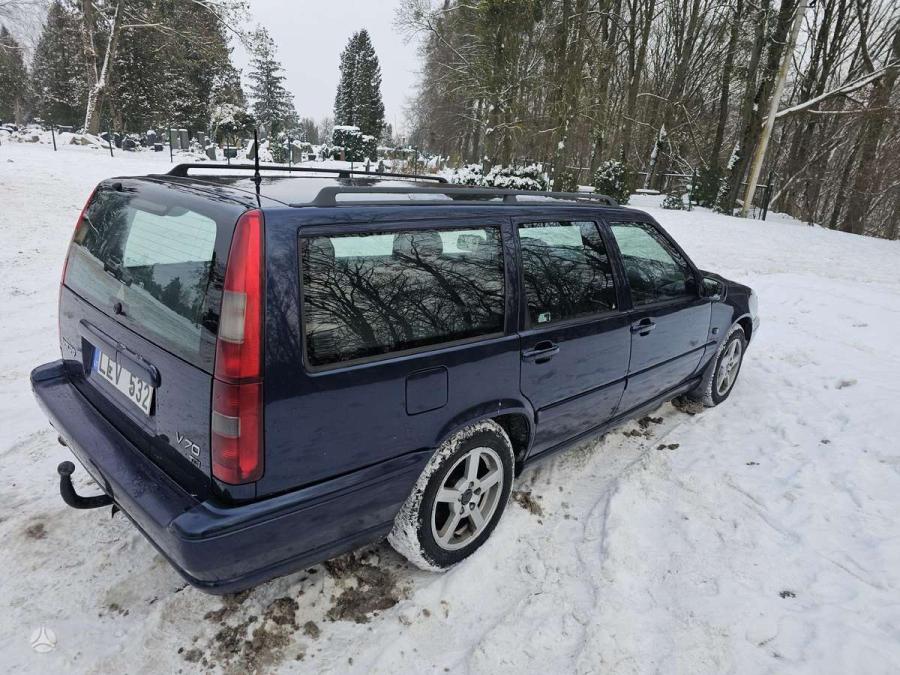 Blue Volvo V70 1998 in Kaunas, with an engine capacity of 2.46 L and mileage of 438 thousand km for 800 €, photo 2 on AUTOMOTO.COM.LV