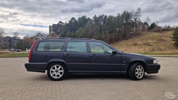 Blue Volvo V70 1999 in Vilnius, with an engine capacity of 2.50 L and mileage of 401 thousand km for 1000 €, photo 3 on AUTOMOTO.COM.LV
