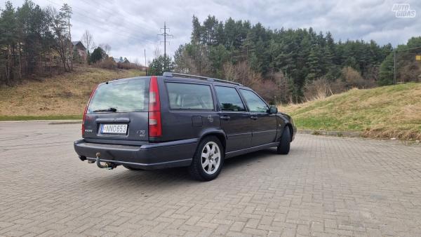 Blue Volvo V70 1999 in Vilnius, with an engine capacity of 2.50 L and mileage of 401 thousand km for 1000 €, photo 4 on AUTOMOTO.COM.LV
