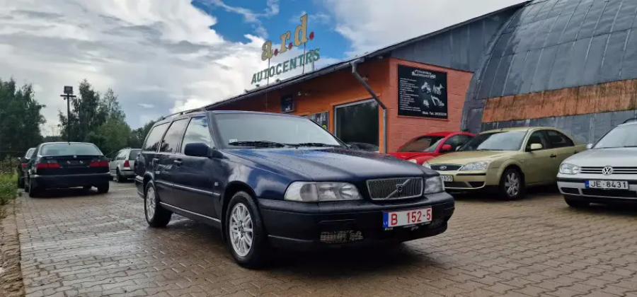 Blue Volvo V70 1999 in Valmiera, with an engine capacity of 2.50 L and mileage of 420 thousand km for 880 €, photo 1 on AUTOMOTO.COM.LV