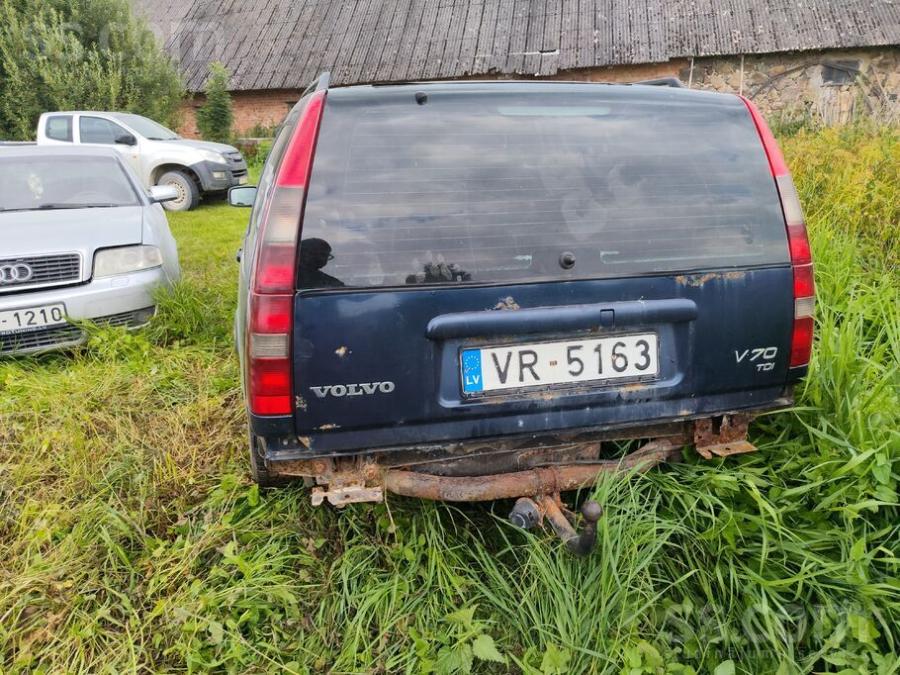 Blue Volvo V70 1999 in Cesis, with an engine capacity of 2.50 L and mileage of 450 thousand km for 400 €, photo 3 on AUTOMOTO.COM.LV