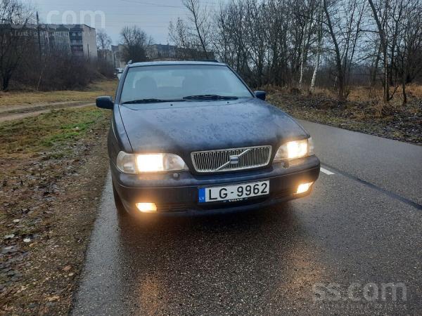 Blue Volvo V70 2000 in Daugavpils, with an engine capacity of 2.50 L and mileage of 433 thousand km for 1350 €, photo 1 on AUTOMOTO.COM.LV