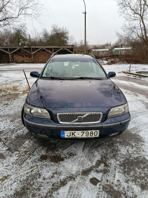 Zils Volvo V70 2000 Krāslava, ar dzinēja tilpumu 2.50 L un nobraukumu 378 tūkst. km par 850 €, foto  vietnē AUTOMOTO.COM.LV