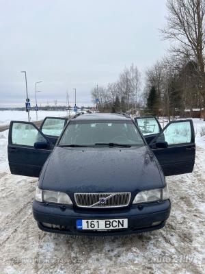 Zils Volvo V70 2000 Tallina, ar dzinēja tilpumu 2.50 L un nobraukumu 352 tūkst. km par 2200 €, foto  vietnē AUTOMOTO.COM.LV
