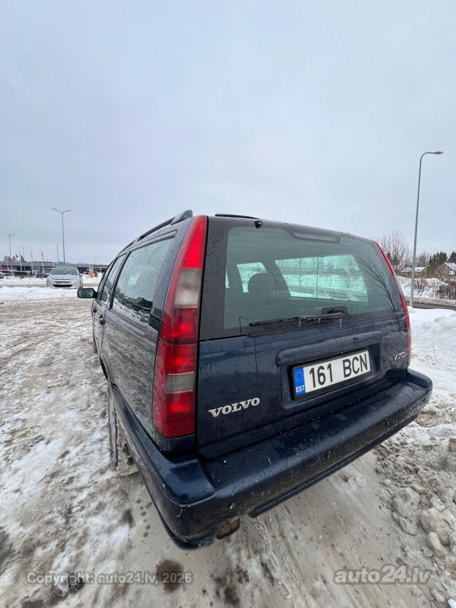 Blue Volvo V70 2000 in Tallinn, with an engine capacity of 2.50 L and mileage of 352 thousand km for 2200 €, photo 4 on AUTOMOTO.COM.LV
