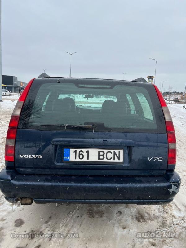 Zils Volvo V70 2000 Tallina, ar dzinēja tilpumu 2.50 L un nobraukumu 352 tūkst. km par 2200 €, foto 5 vietnē AUTOMOTO.COM.LV