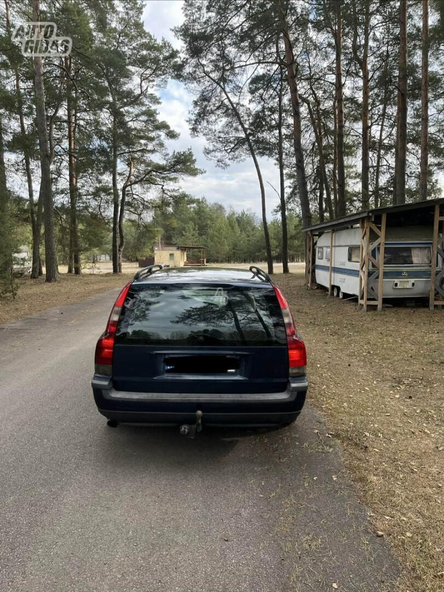 Blue Volvo V70 2000 in Birstonas, with an engine capacity of 2.50 L and mileage of 400 thousand km for 950 €, photo 5 on AUTOMOTO.COM.LV