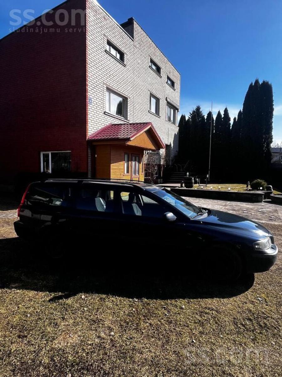 Blue Volvo V70 2000 in Riga, with an engine capacity of 2.50 L and mileage of 501 thousand km for 890 €, photo 1 on AUTOMOTO.COM.LV