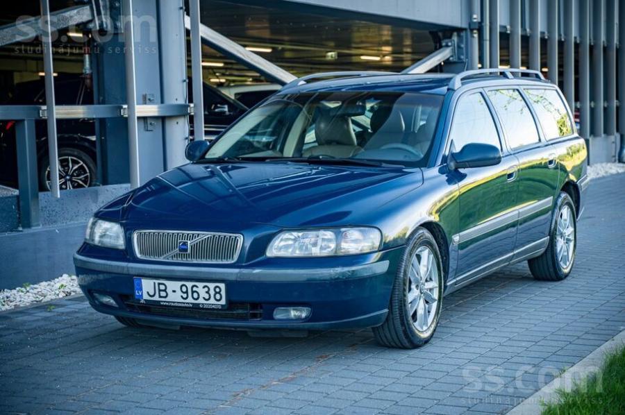 Zils Volvo V70 2000 Rīga, ar dzinēja tilpumu 2.50 L un nobraukumu 321 tūkst. km par 990 €, foto 1 vietnē AUTOMOTO.COM.LV