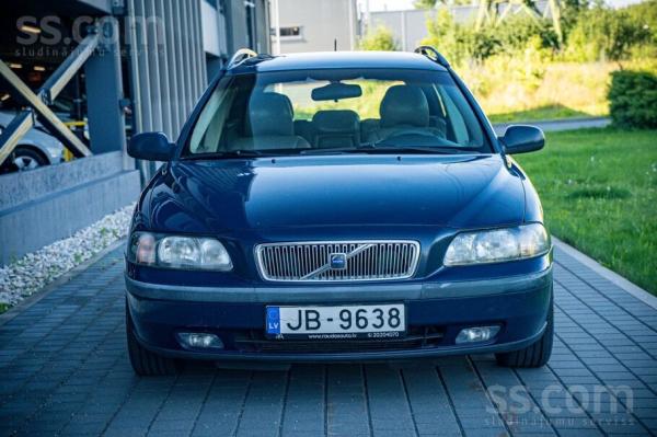 Zils Volvo V70 2000 Rīga, ar dzinēja tilpumu 2.50 L un nobraukumu 321 tūkst. km par 990 €, foto 2 vietnē AUTOMOTO.COM.LV