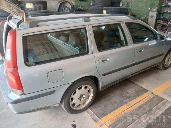 Zils Volvo V70 2000 Jelgava, ar dzinēja tilpumu 2.50 L un nobraukumu 596 tūkst. km par 1050 €, foto 3 vietnē AUTOMOTO.COM.LV