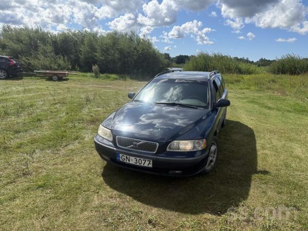 Blue Volvo V70 2000 in Riga, with an engine capacity of 2.50 L and mileage of 590 thousand km for 950 €, photo 1 on AUTOMOTO.COM.LV