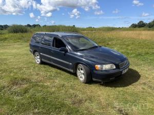 Zils Volvo V70 2000 Rīga, ar dzinēja tilpumu 2.50 L un nobraukumu 590 tūkst. km par 950 €, foto 3 vietnē AUTOMOTO.COM.LV