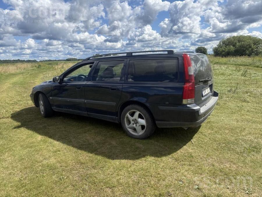 Zils Volvo V70 2000 Rīga, ar dzinēja tilpumu 2.50 L un nobraukumu 590 tūkst. km par 950 €, foto 6 vietnē AUTOMOTO.COM.LV
