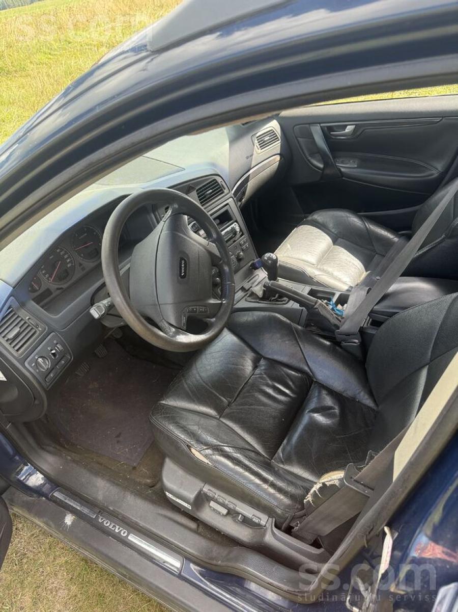 Zils Volvo V70 2000 Rīga, ar dzinēja tilpumu 2.50 L un nobraukumu 590 tūkst. km par 950 €, foto 8 vietnē AUTOMOTO.COM.LV