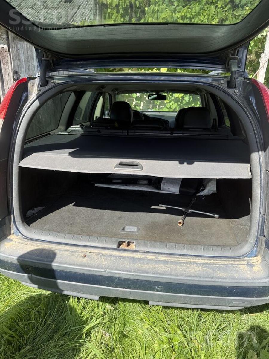 Zils Volvo V70 2000 Rīga, ar dzinēja tilpumu 2.50 L un nobraukumu 590 tūkst. km par 950 €, foto 10 vietnē AUTOMOTO.COM.LV