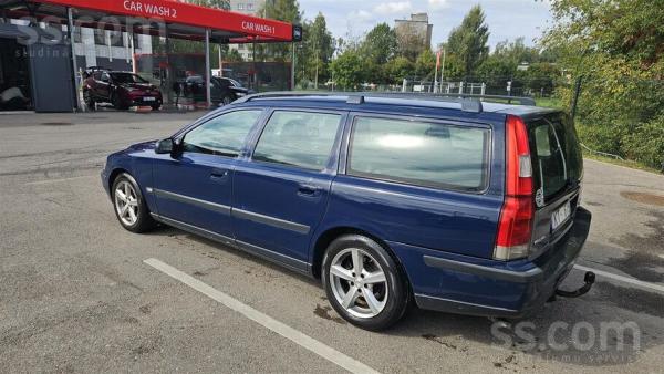 Blue Volvo V70 2000 in Daugavpils, with an engine capacity of 2.50 L and mileage of 427 thousand km for 1300 €, photo 1 on AUTOMOTO.COM.LV