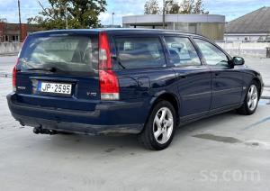 Zils Volvo V70 2000 Rīga, ar dzinēja tilpumu 2.50 L un nobraukumu 472 tūkst. km par 1350 €, foto 4 vietnē AUTOMOTO.COM.LV
